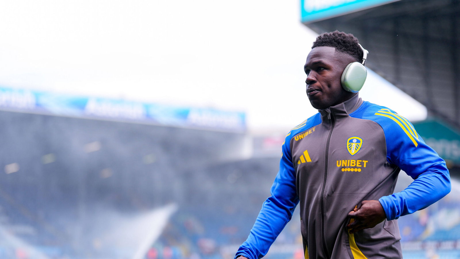 Pundit identifies reason why a key player signed new contract at Leeds ...