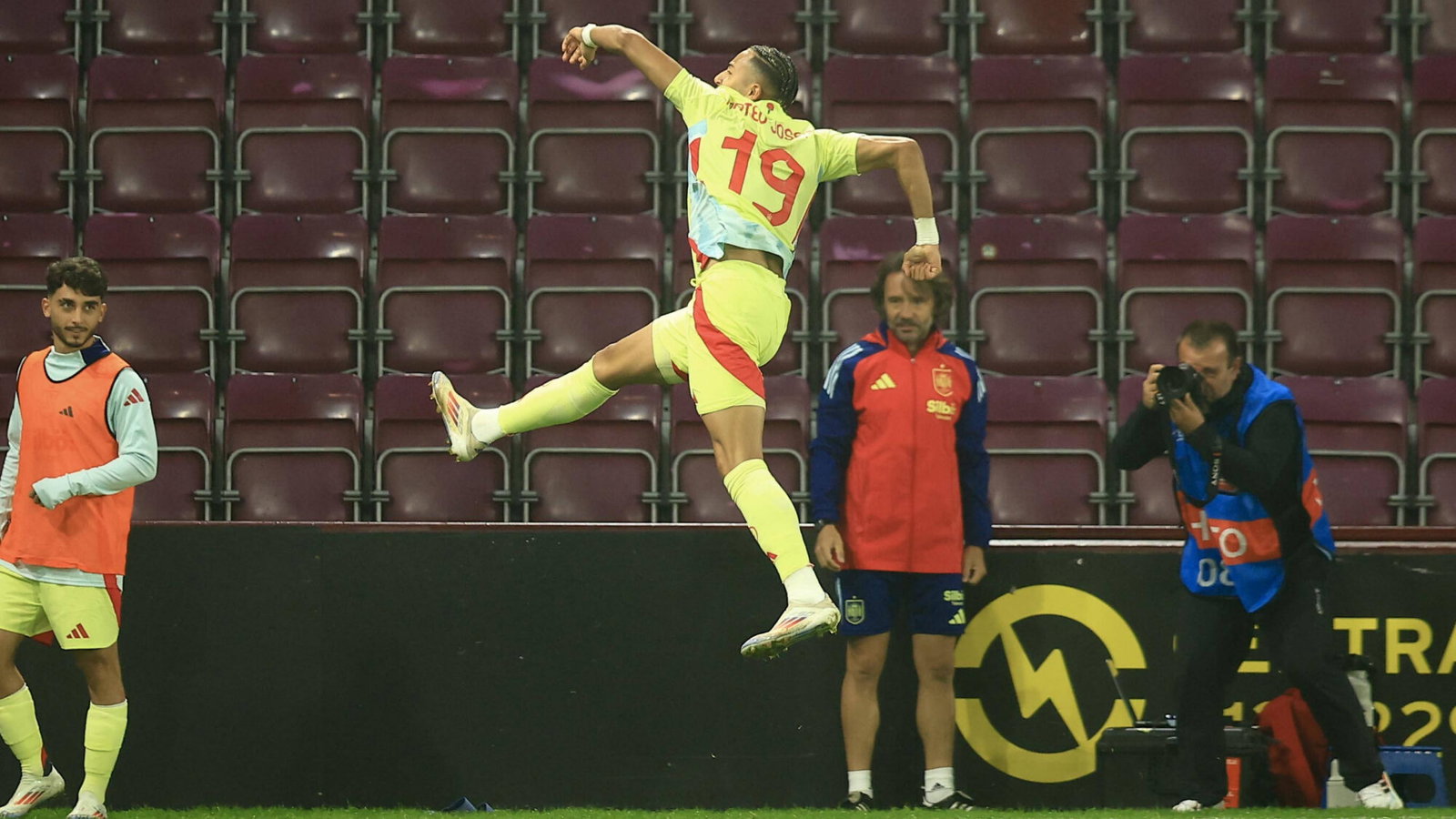 Spain’s Luis de la Fuente eyeing Leeds ace to boost striker options