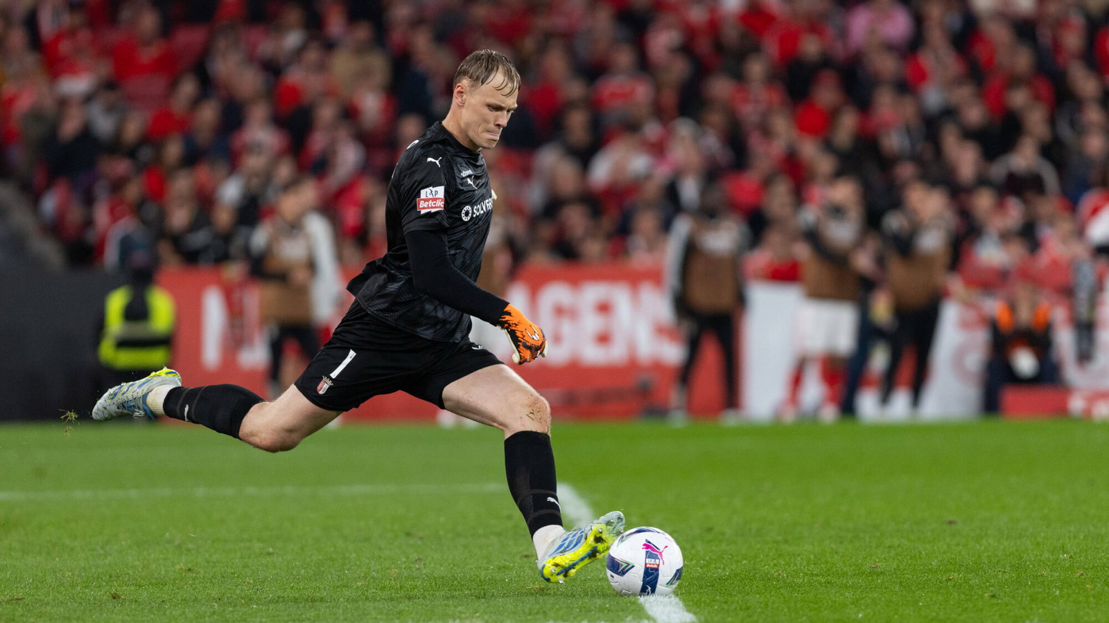 Leeds United eye sensational 23-year-old ‘giant’ as contract talks continue